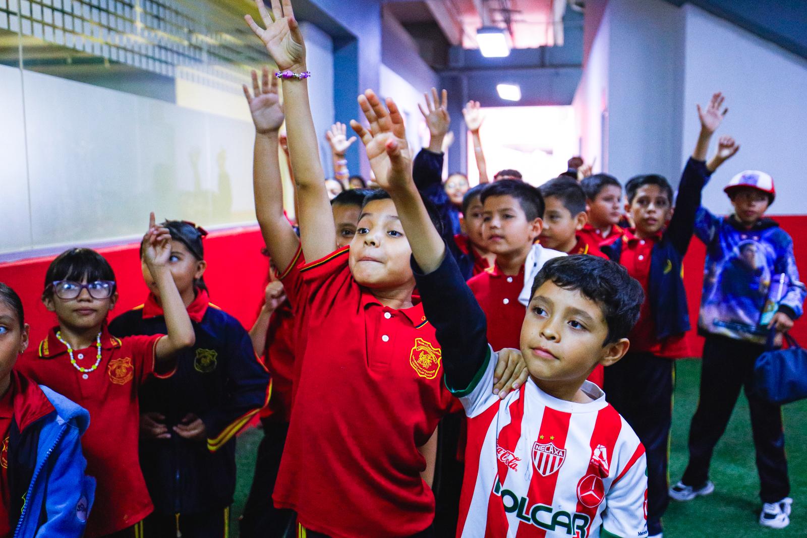 NIÑAS Y NIÑOS CONOCEN EL ESTADIO VICTORIA EN UN DÍA INOLVIDABLE.